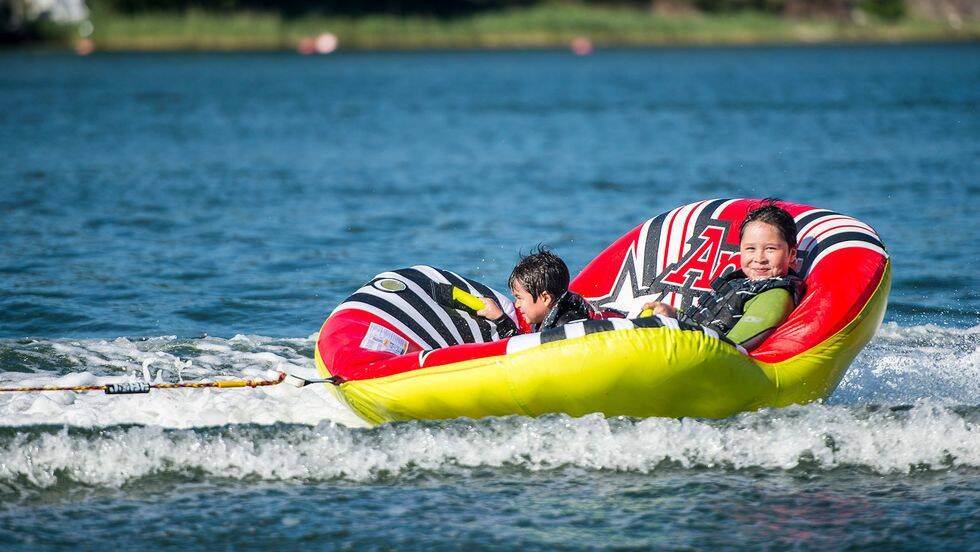 Test: Kul badleksaker att dra efter båten - Praktiskt Båtägande